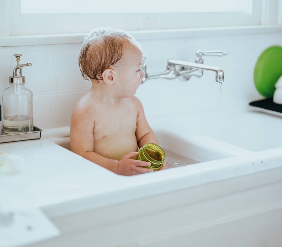 Como bañar un bebé y 8 beneficios de hacerlo